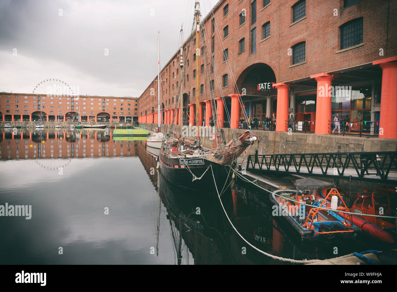Tate modern liverpool during rainy day hi-res stock photography and ...