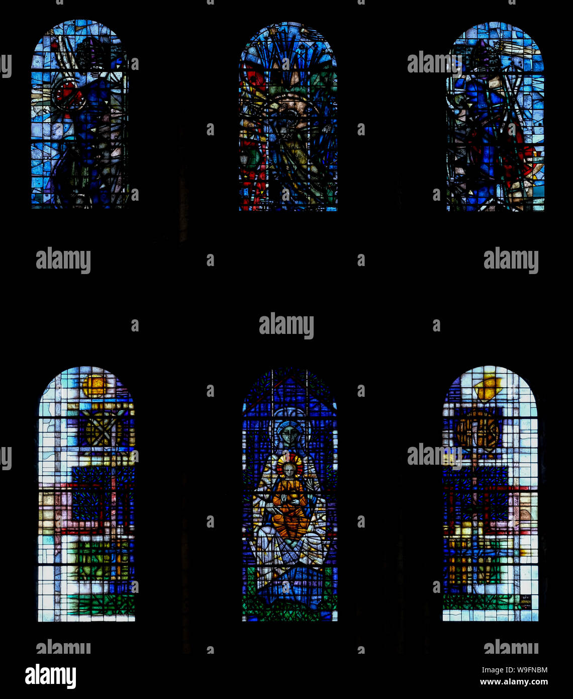 Windows gothic cathedral church hi-res stock photography and images - Alamy
