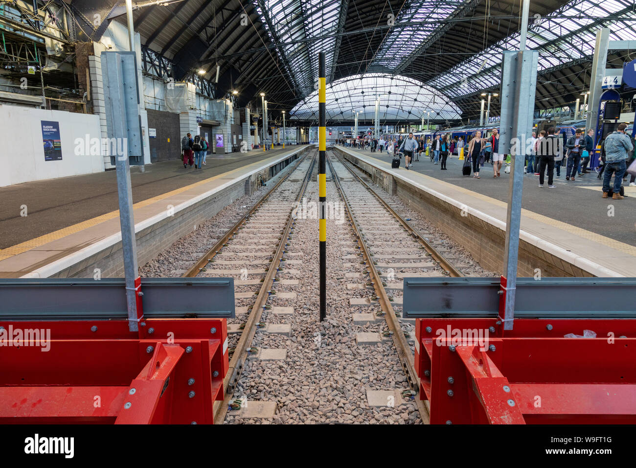 New station has three platforms hi-res stock photography and images - Alamy