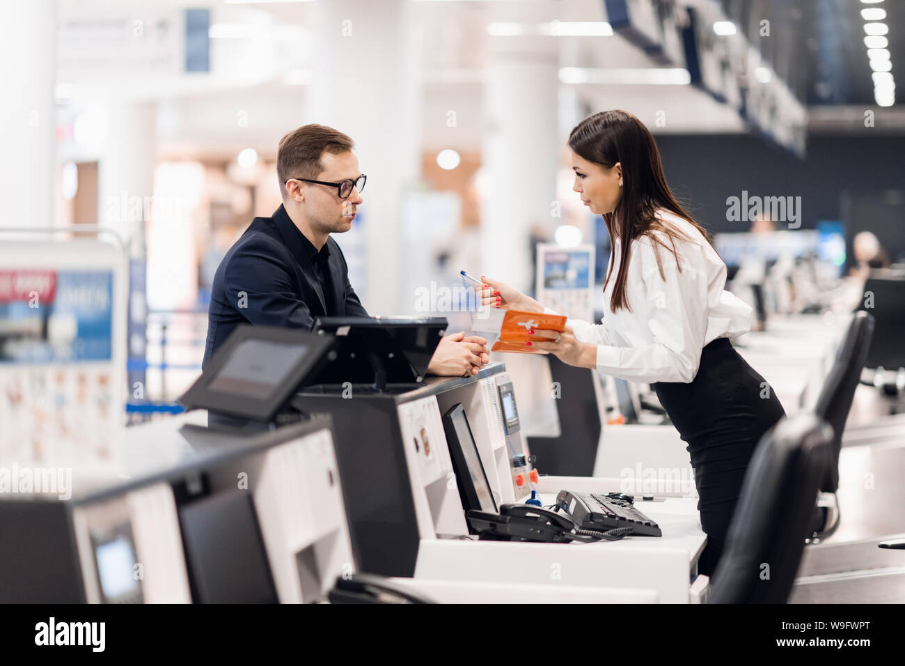 Airline ticket counter hi-res stock photography and images - Alamy