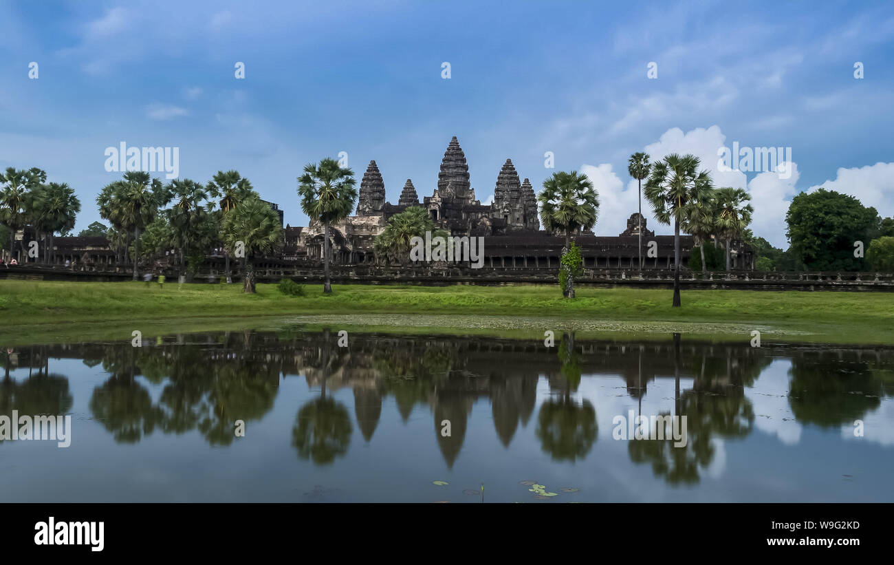 Angkor wat reflections pool hi-res stock photography and images - Alamy