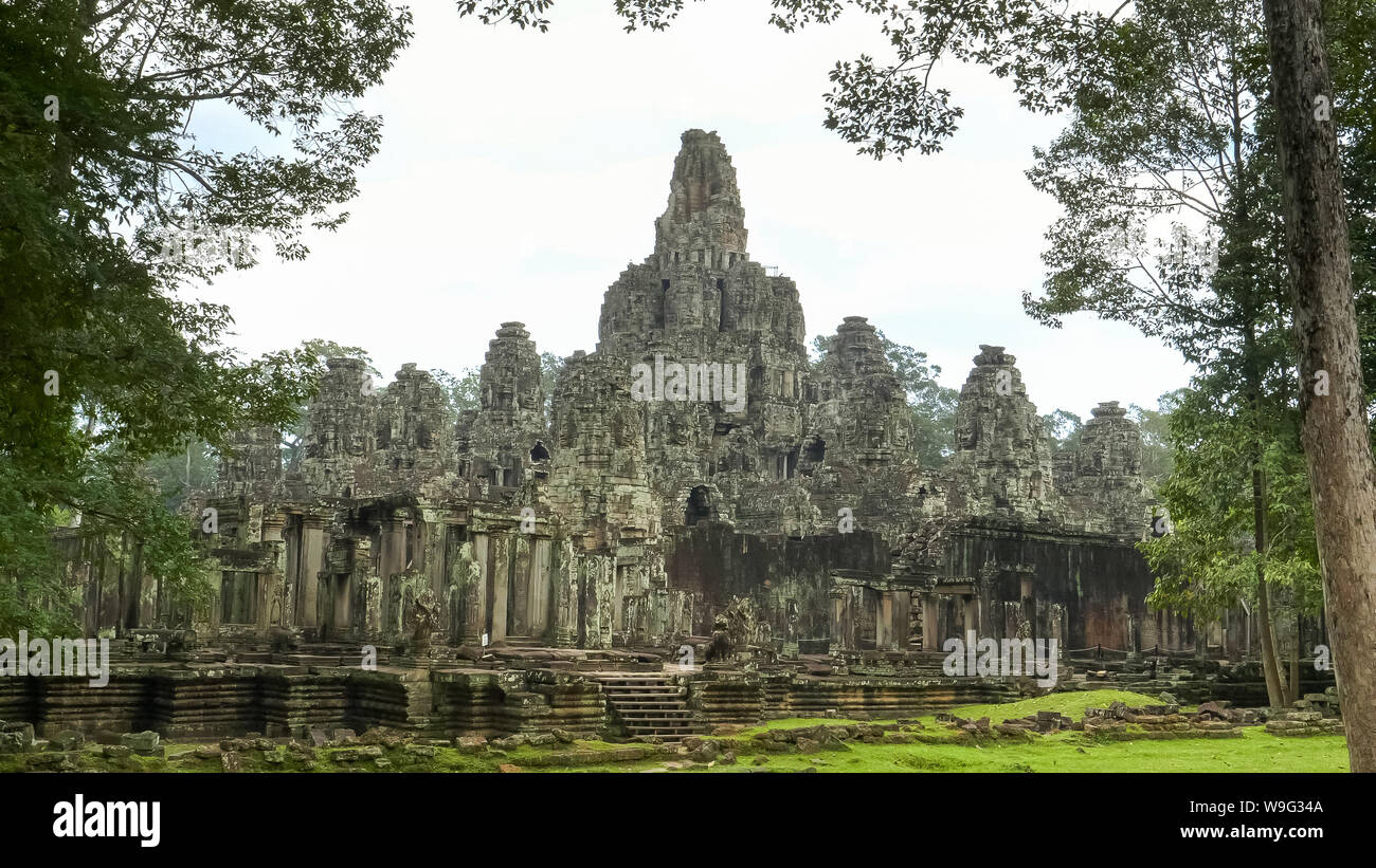 wide view of the towers and ruins of bayon temple Stock Photo - Alamy