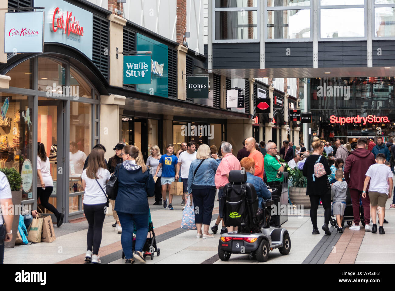 Busy shopping centre hi-res stock photography and images - Alamy