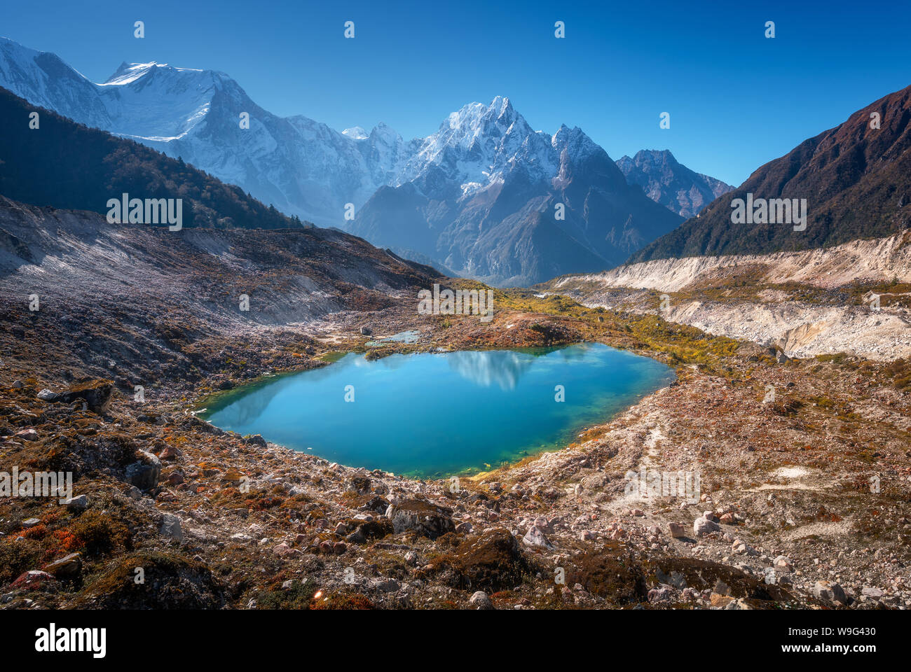 Small lake snow covered hi-res stock photography and images - Alamy