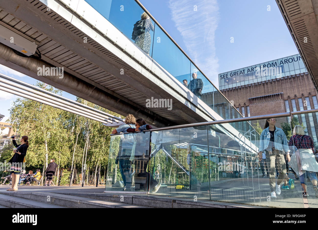 Pedestrian bridge london architecture hi-res stock photography and ...