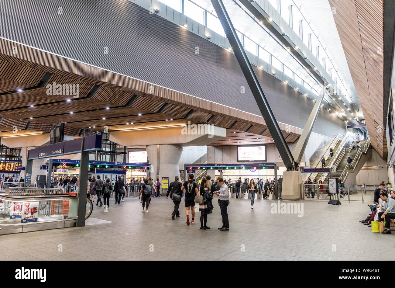 London bridge station hi-res stock photography and images - Alamy