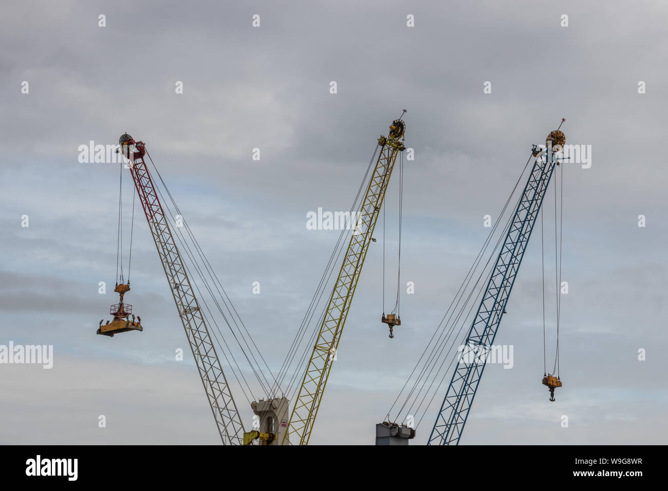 Crane lifting loads hi-res stock photography and images - Alamy