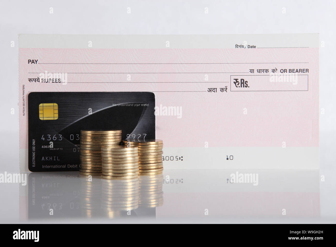 Cheque credit card hi-res stock photography and images - Alamy