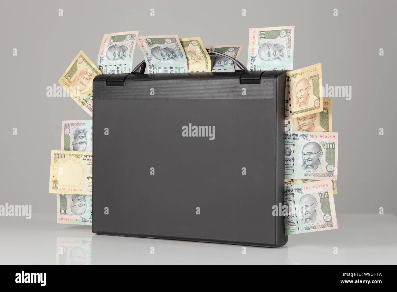 Briefcase full of money Stock Photo - Alamy