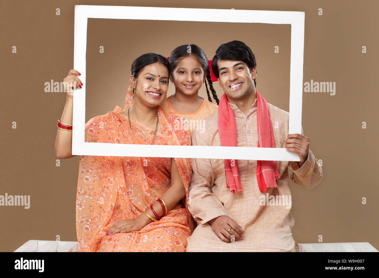 Girls looking through picture frame hi-res stock photography and images ...
