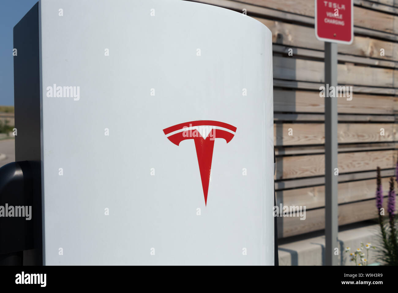 Tesla logo on Tesla Urban Supercharger Stall Stock Photo - Alamy