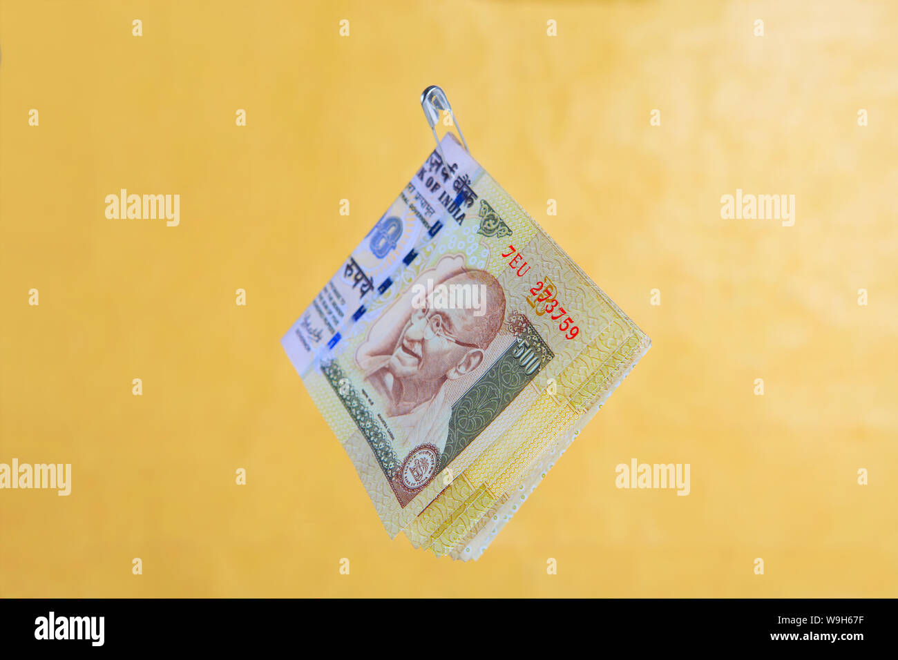 Five hundred rupee notes pinned in a safety pin Stock Photo - Alamy