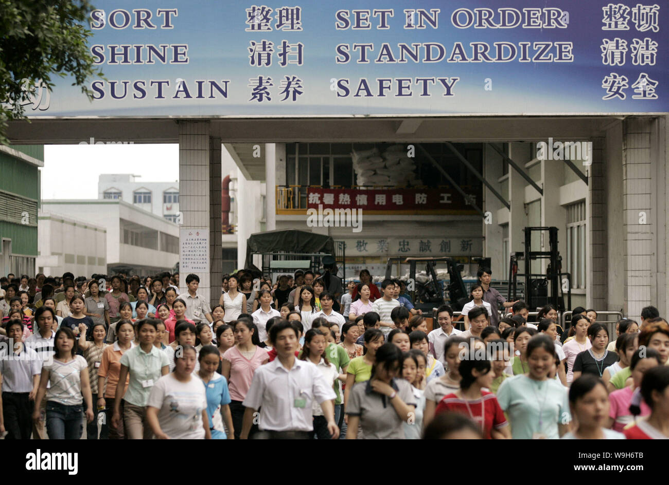 Factory workers china at gate hi-res stock photography and images - Alamy