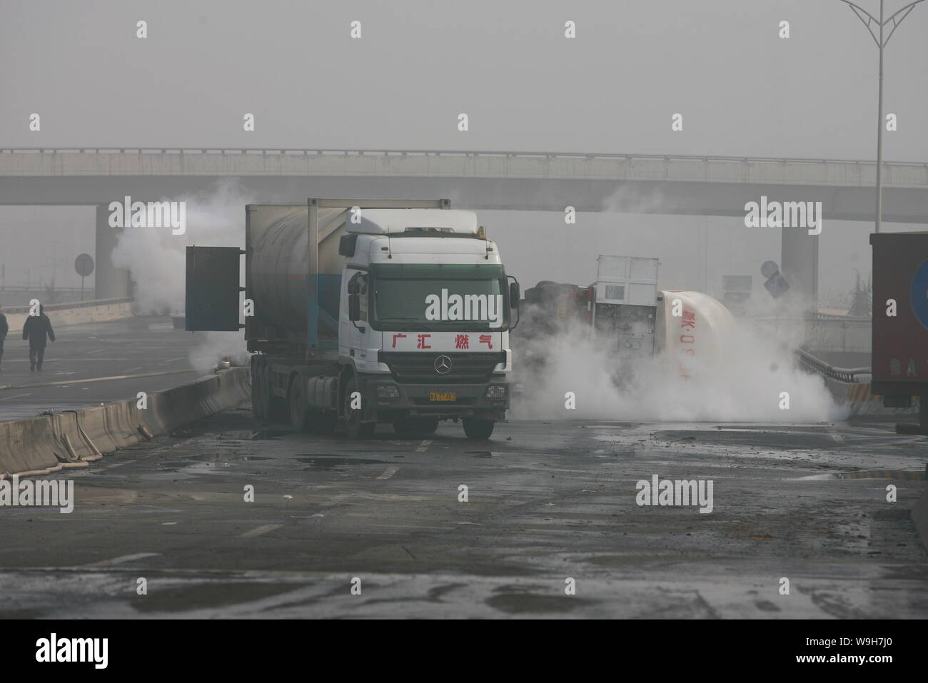 Lng truck fire hi-res stock photography and images - Alamy