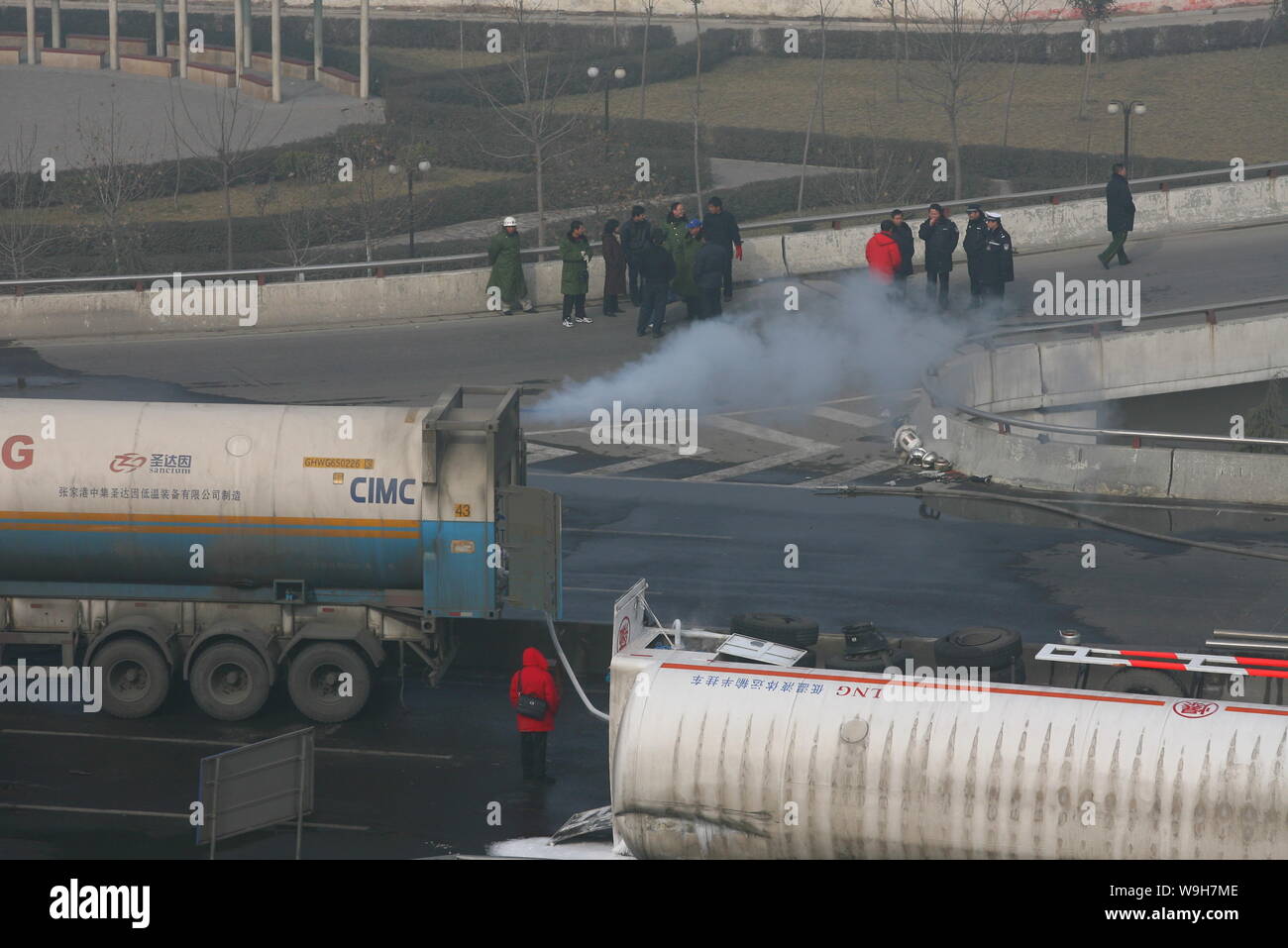 Lng truck fire hi-res stock photography and images - Alamy