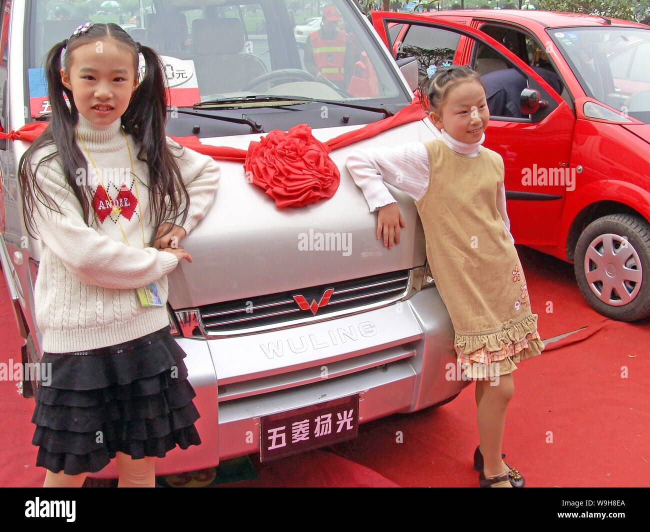 Auto show girls hi-res stock photography and images - Alamy