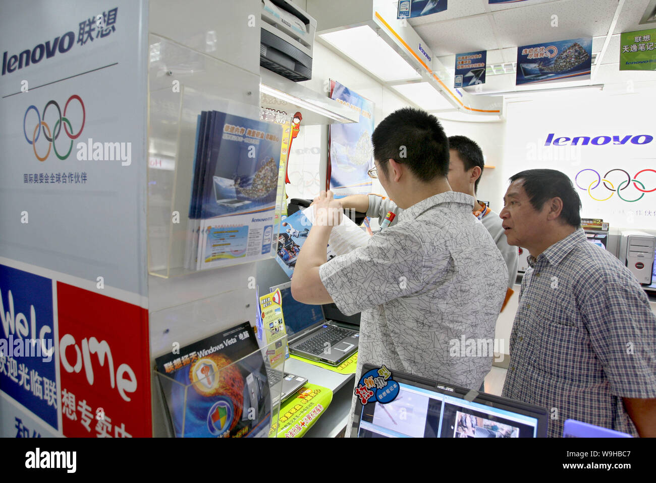 Chinese customers shop for Lenovo laptop computers at a shopping mall ...