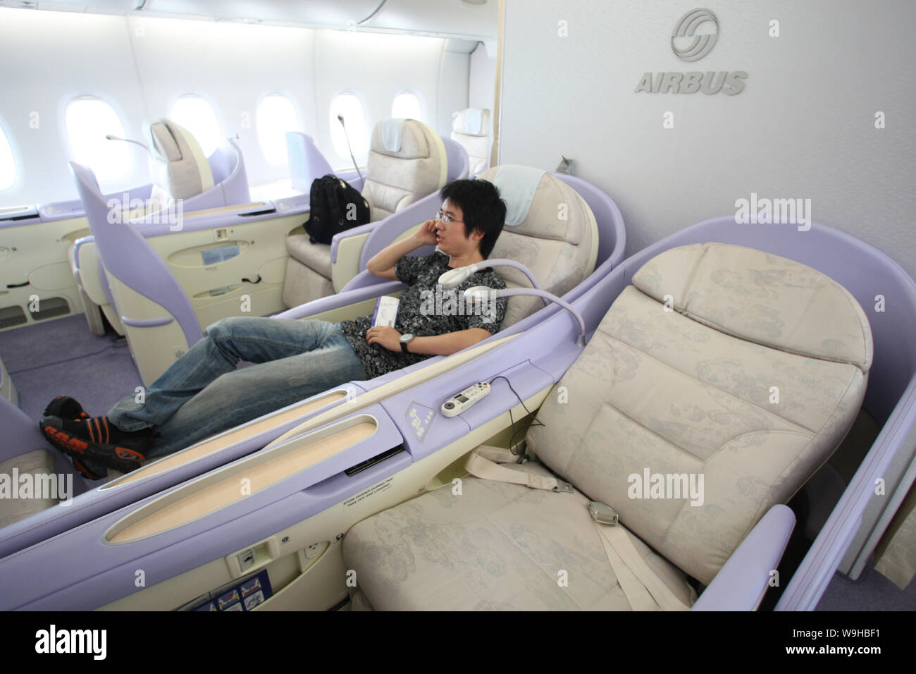 Man first class plane hi-res stock photography and images - Alamy
