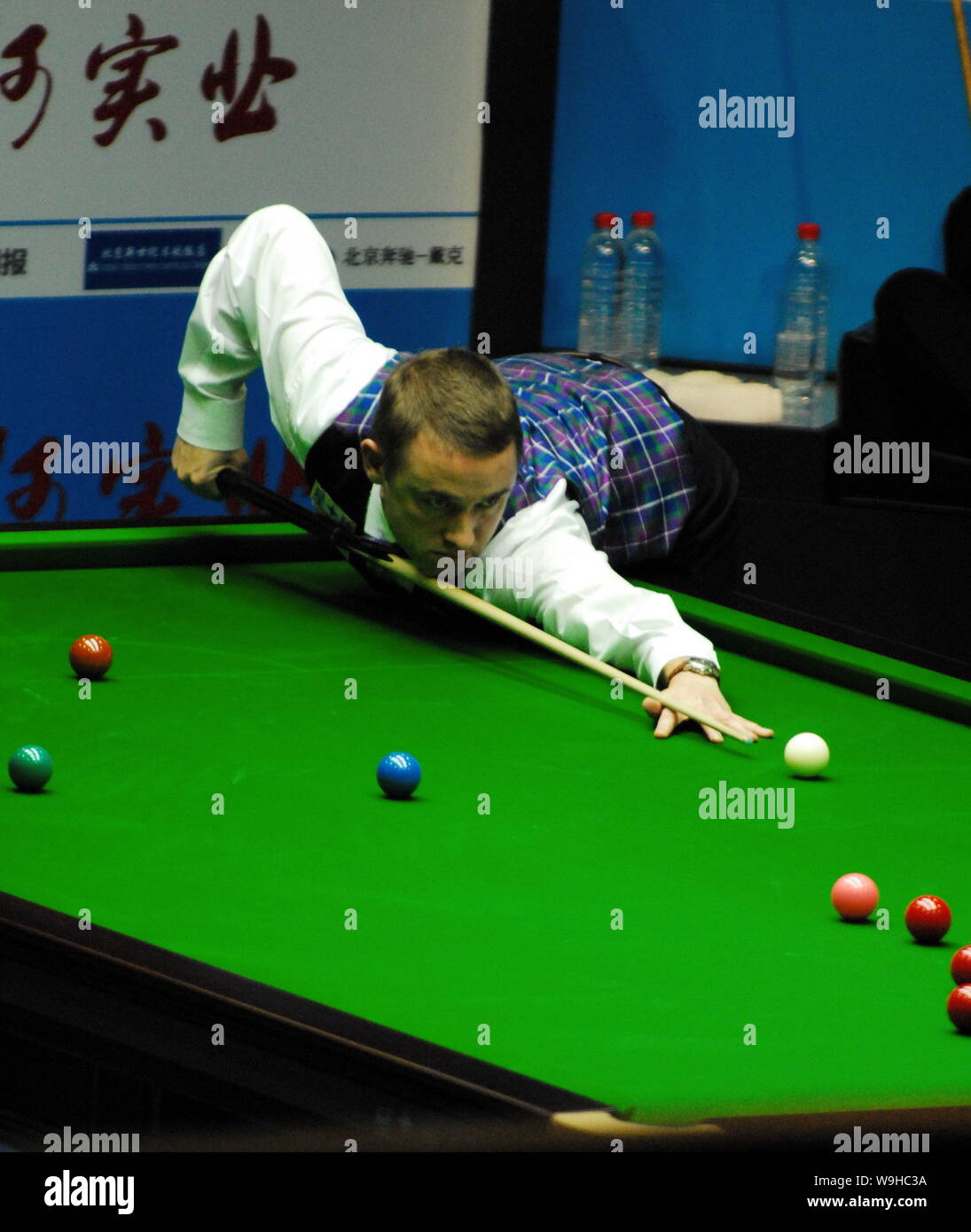 Stephen Hendry in action at the preliminary round of Snooker World Cup ...