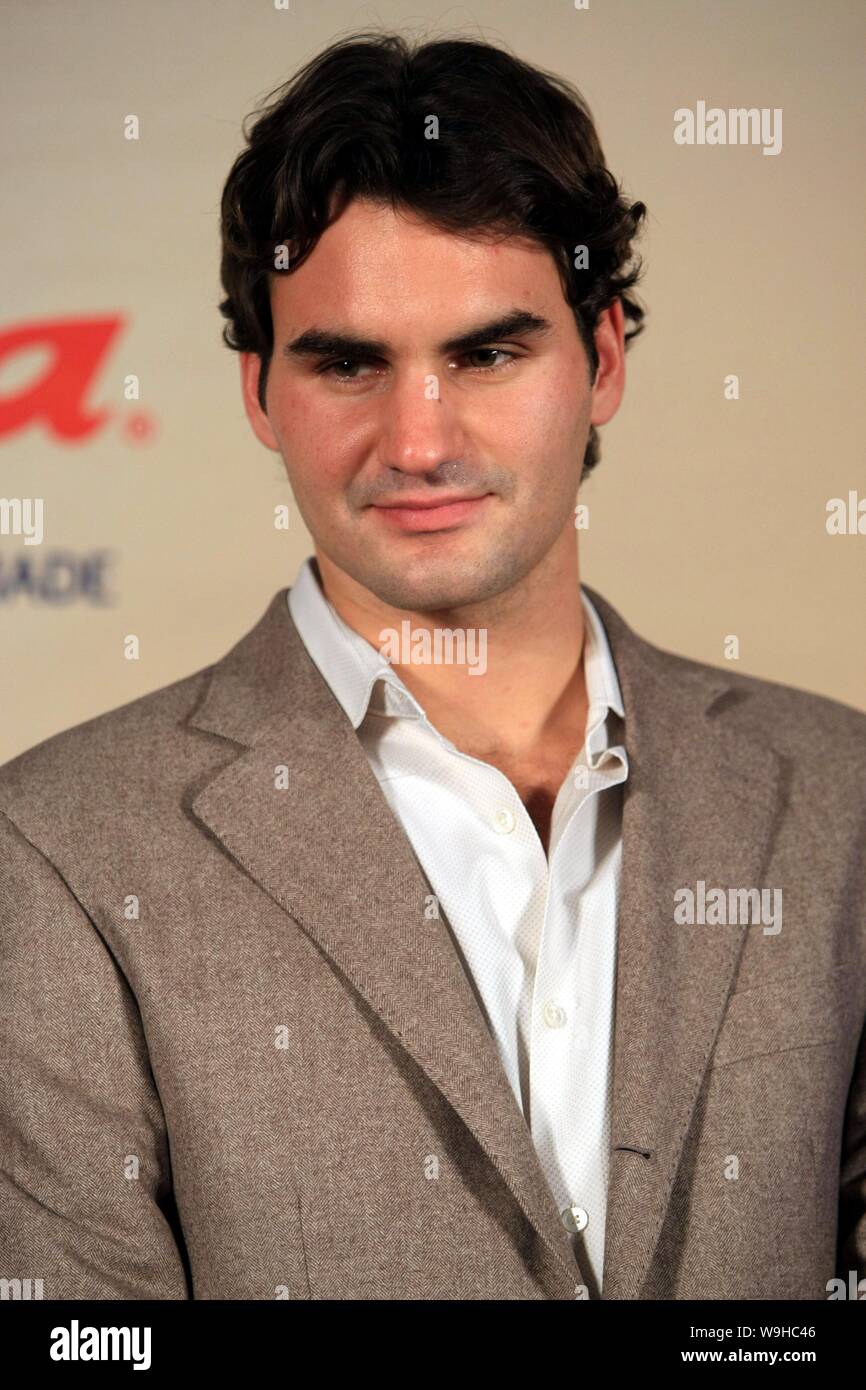 Poses with roger federer hi-res stock photography and images - Alamy