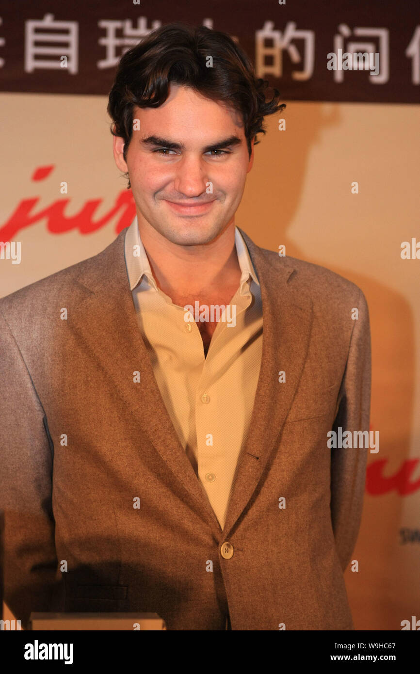 Poses with roger federer hi-res stock photography and images - Alamy