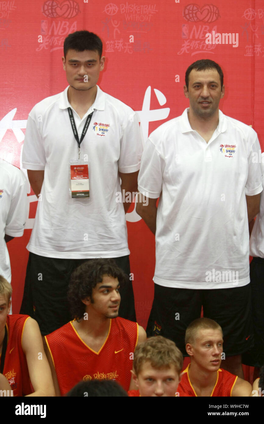 Chinese NBA superstar Yao Ming, left, and other NBA stars and young ...