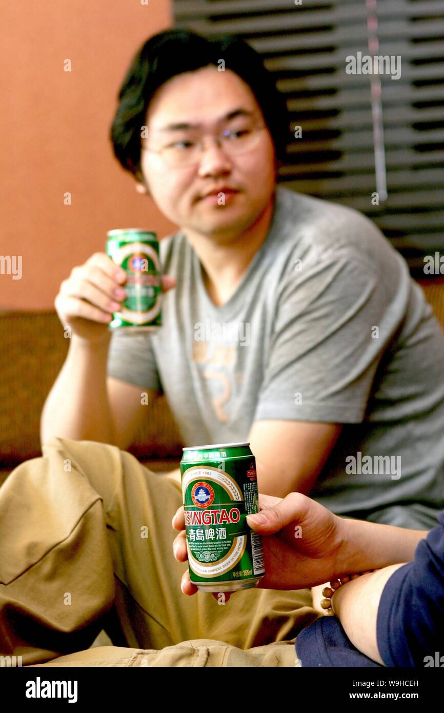 Chinese men drink beer hi-res stock photography and images - Alamy