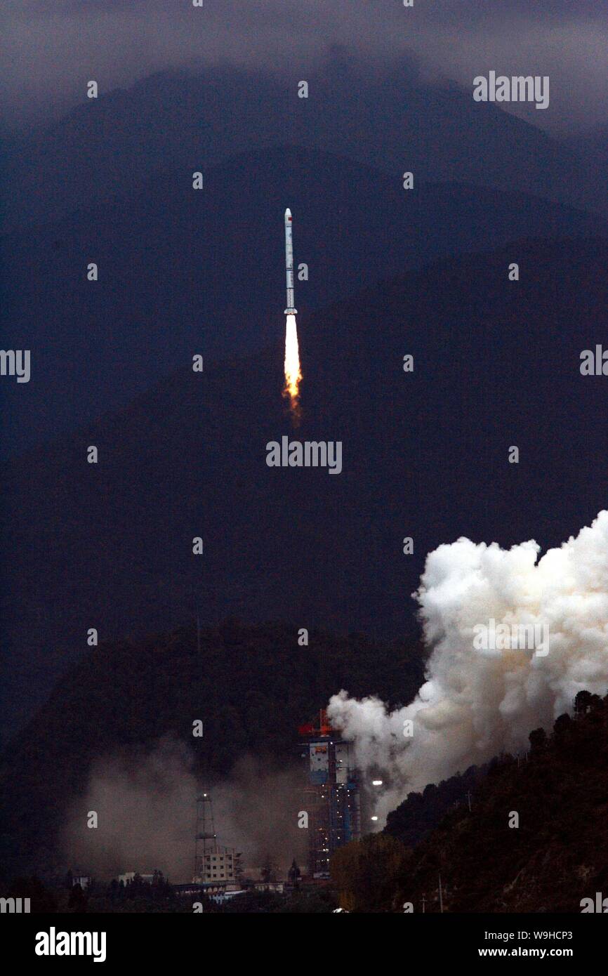 Long march rocket hi-res stock photography and images - Alamy