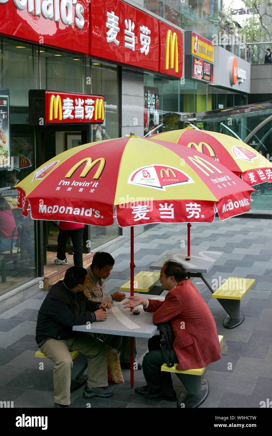Chinese customers at a McDonalds restaurant in Shanghai 16 April 2007 ...