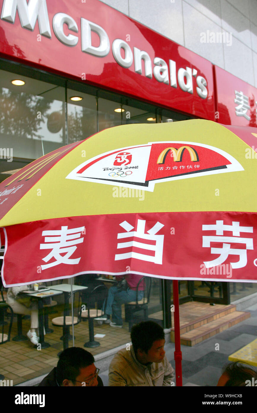 Chinese customers at a McDonalds restaurant in Shanghai 16 April 2007 ...