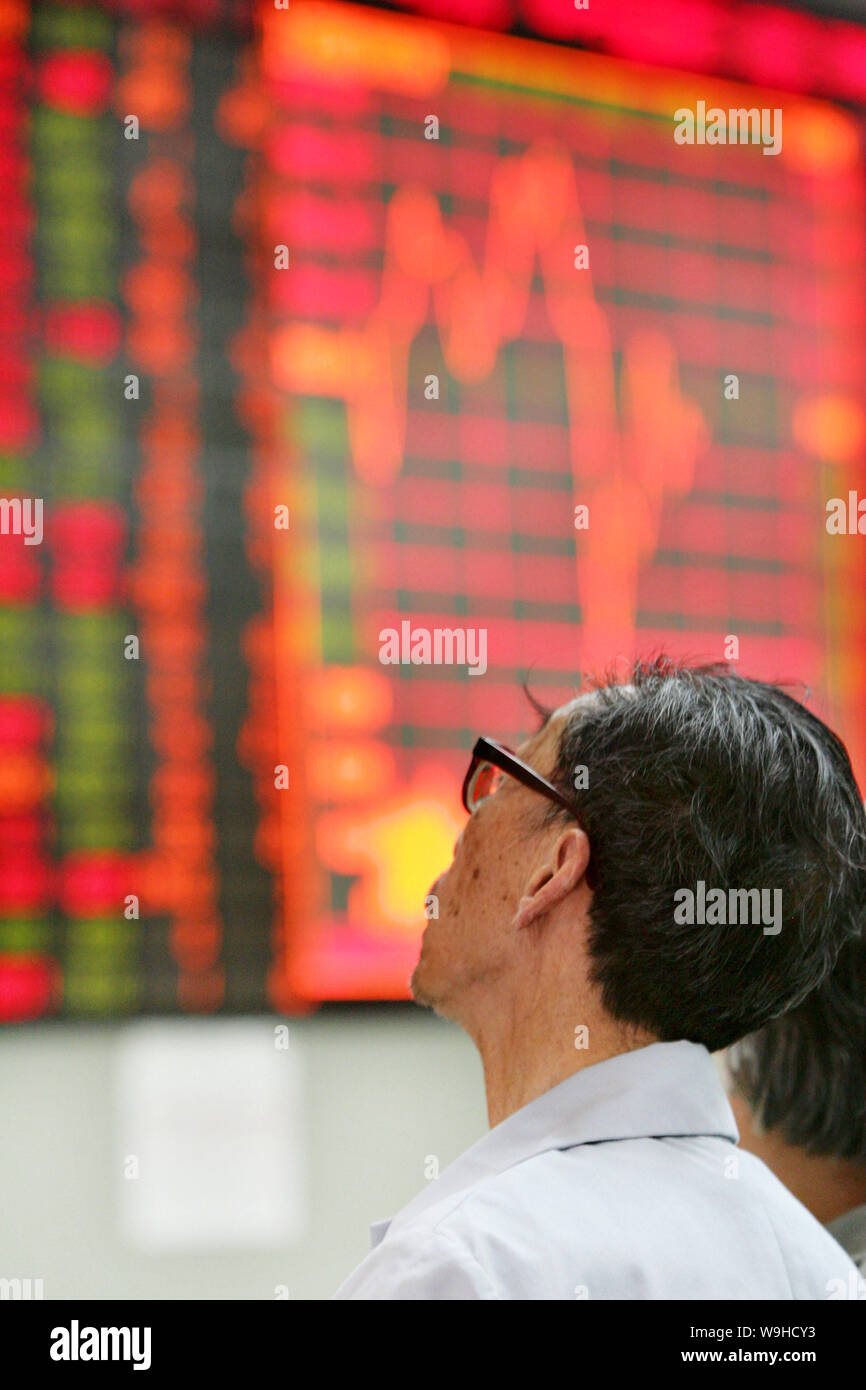 Shanghai stock market screen hi-res stock photography and images - Alamy