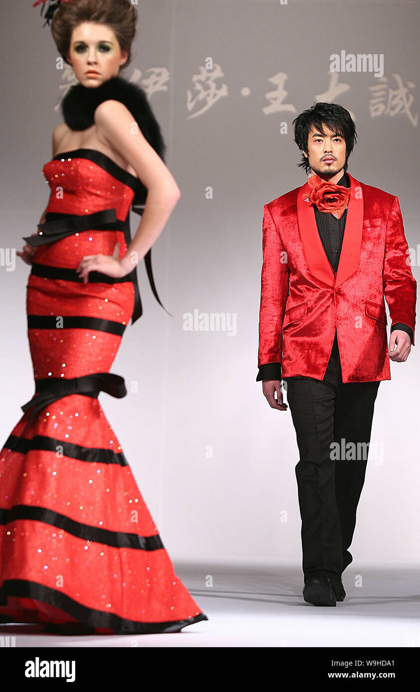2007 wedding fashion show hi-res stock photography and images - Alamy