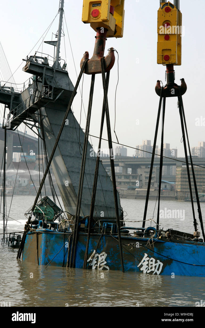 Ships salvaging hi-res stock photography and images - Alamy