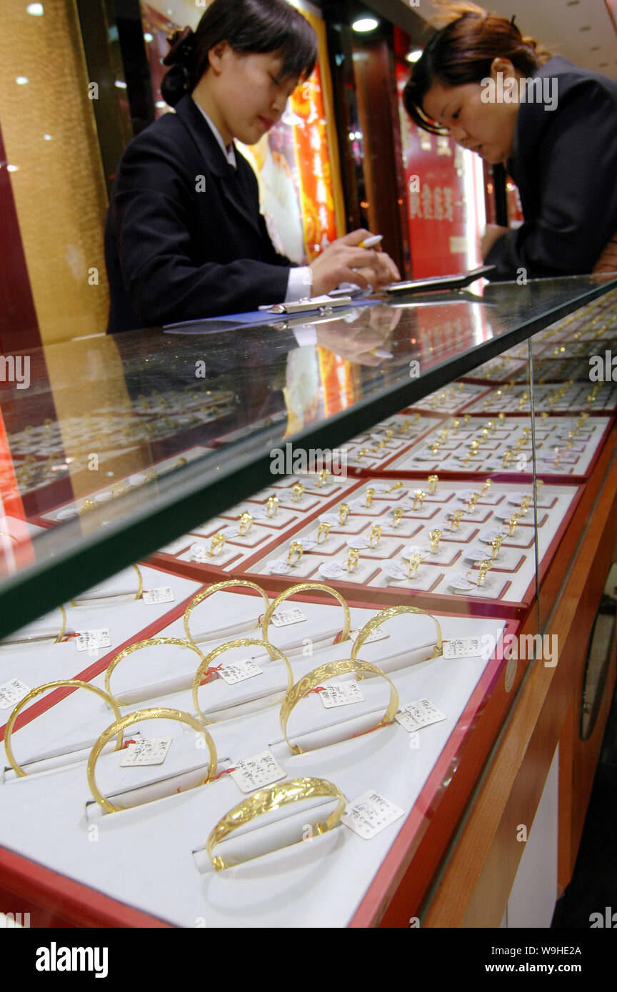 China store luxury file hi-res stock photography and images - Alamy