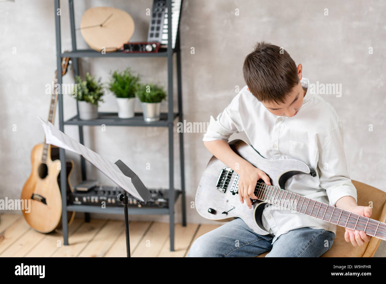 Child behind chair hi-res stock photography and images - Alamy