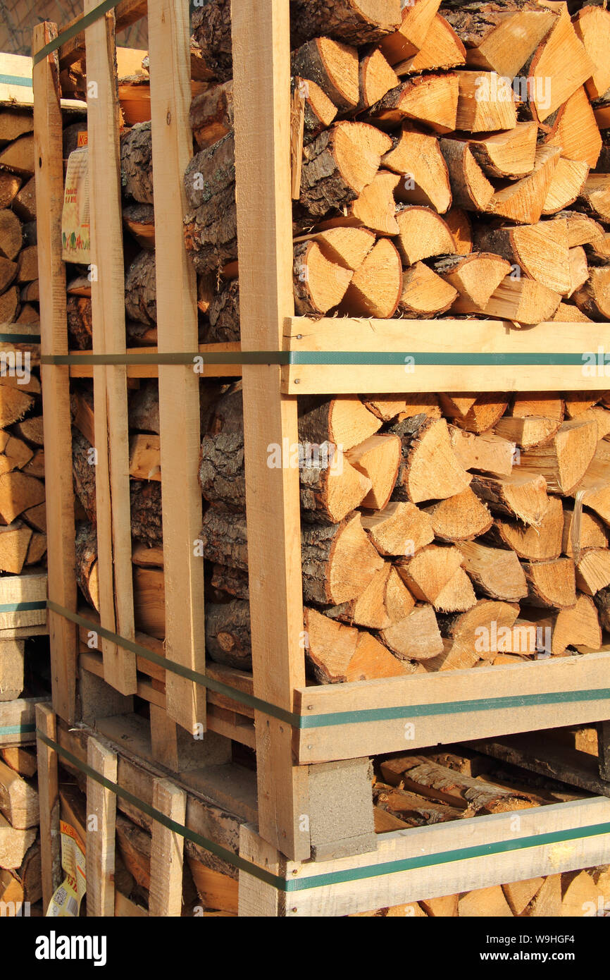 split dry firewood Stock Photo - Alamy
