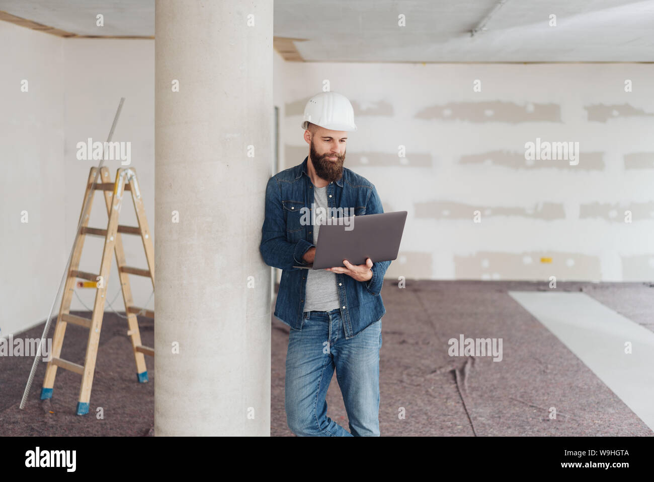 Builder laptop hi-res stock photography and images - Alamy