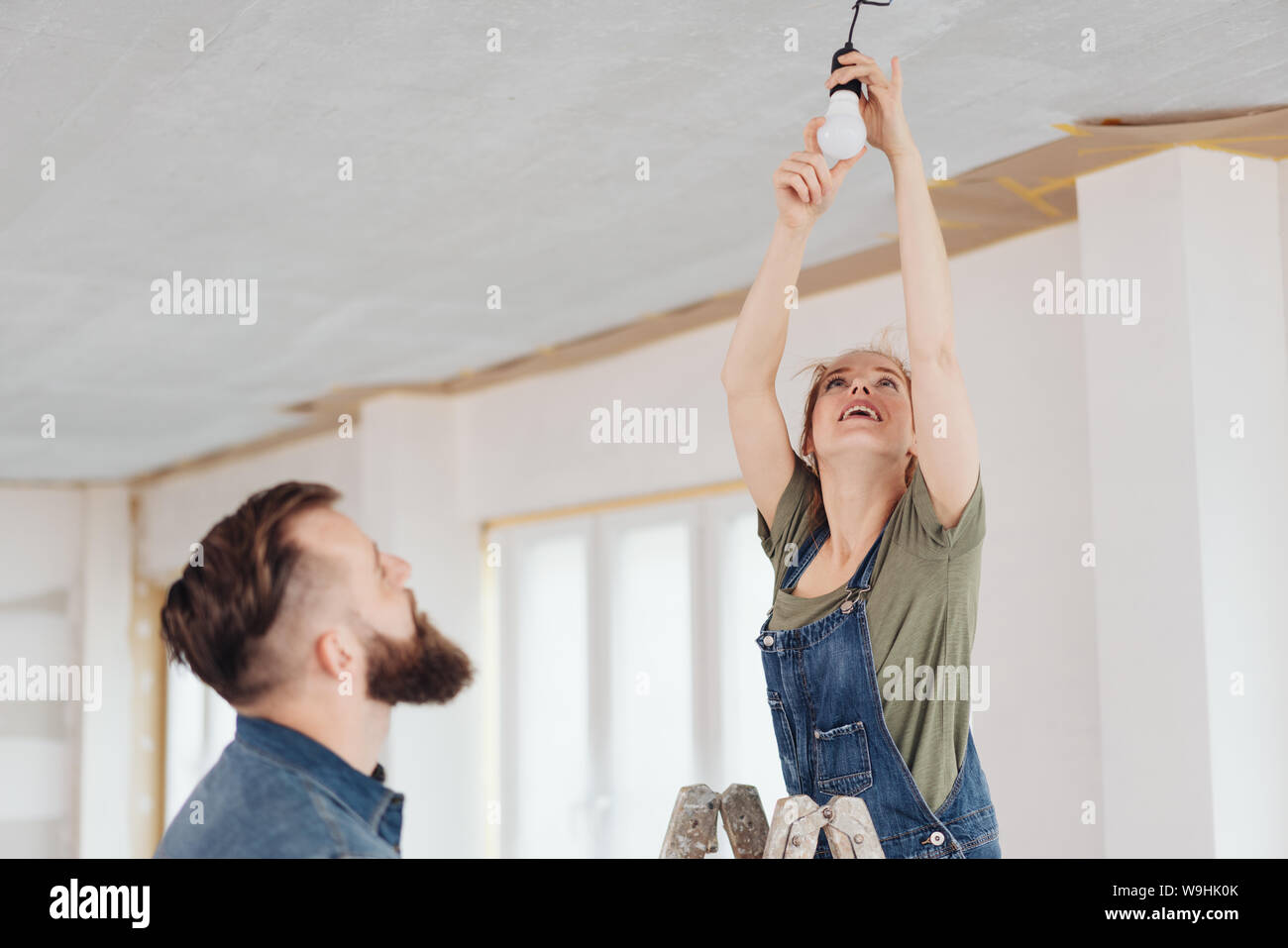 Man changing light bulb on ladder hi-res stock photography and images ...