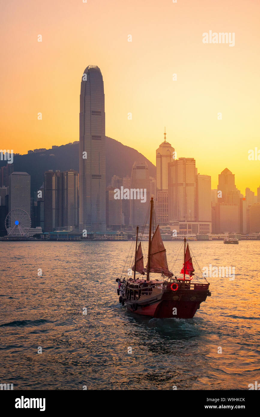 Wooden chinese boat hi-res stock photography and images - Alamy