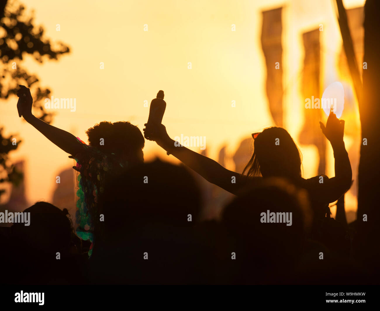 Rave dancing hi-res stock photography and images - Alamy