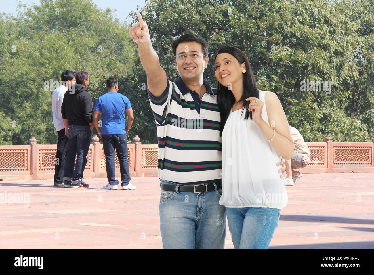 Man woman showing something hi-res stock photography and images - Alamy