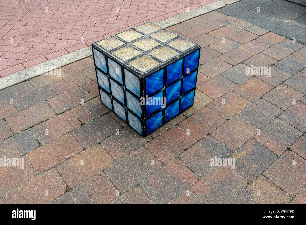 Stone cube hi-res stock photography and images - Alamy