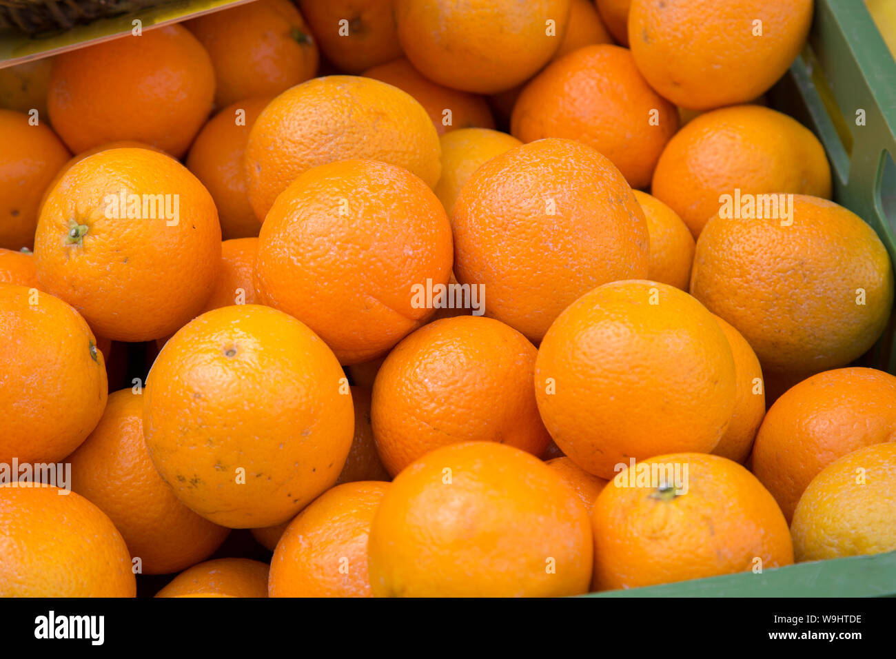 Orange Fruit on Market Stall Stock Photo - Alamy
