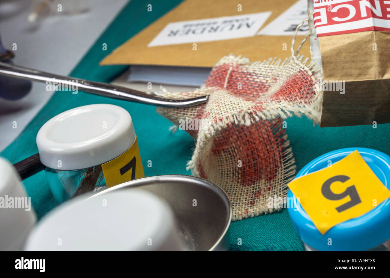Forensic science cloth hi-res stock photography and images - Alamy