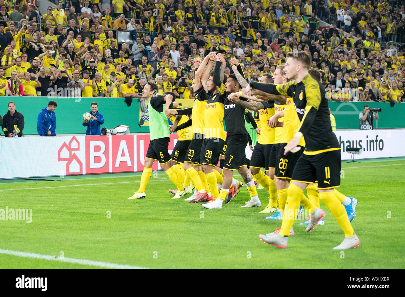 Happy football fans sp hi-res stock photography and images - Alamy