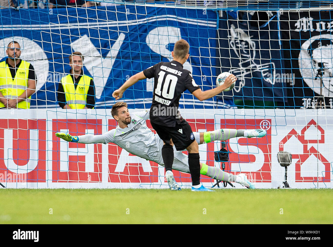 Marvin WANITZEK r. (KA) scored with penalties the goal to 2: 0, versus ...