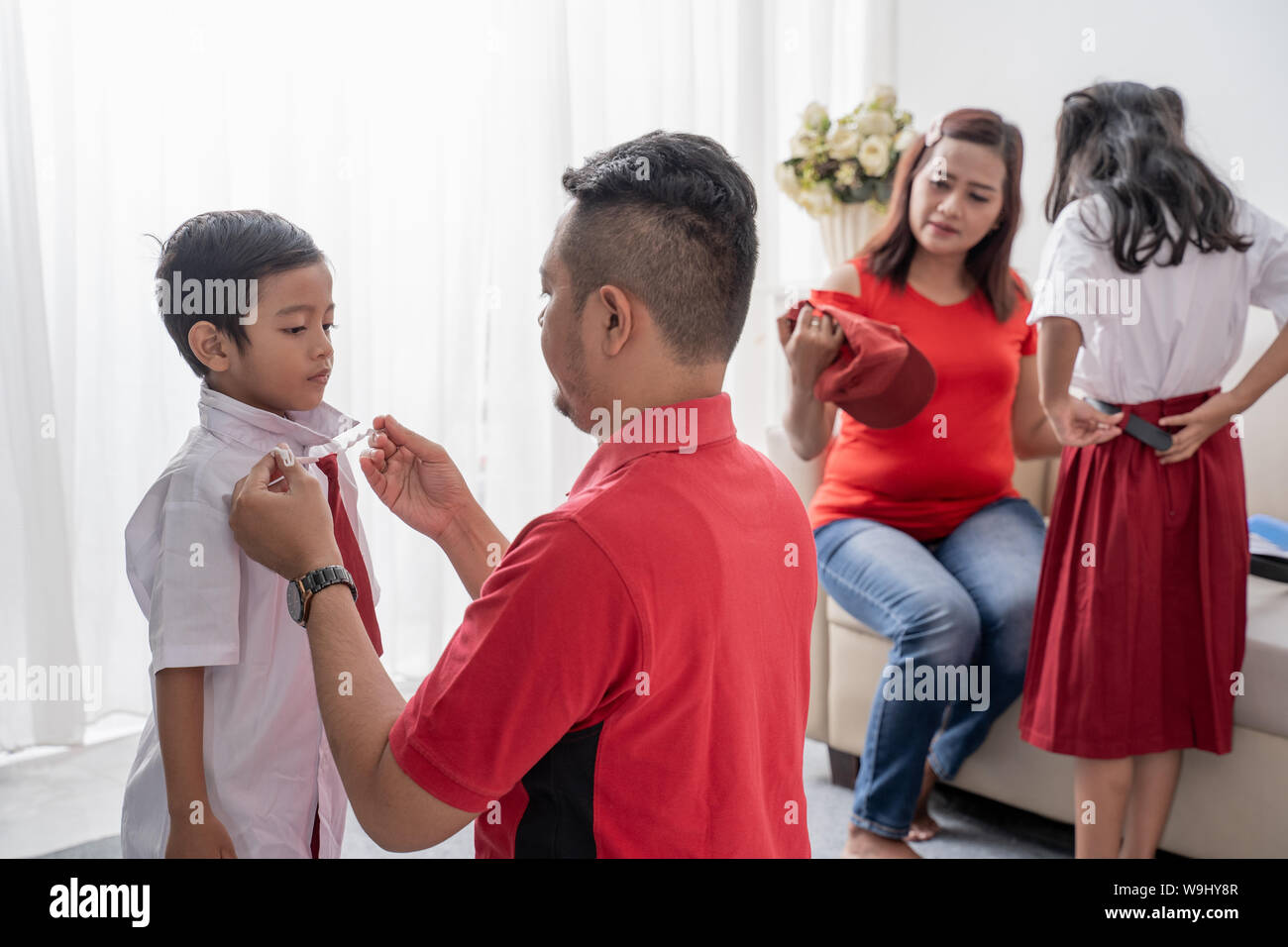 parent help their children getting ready for school Stock Photo - Alamy