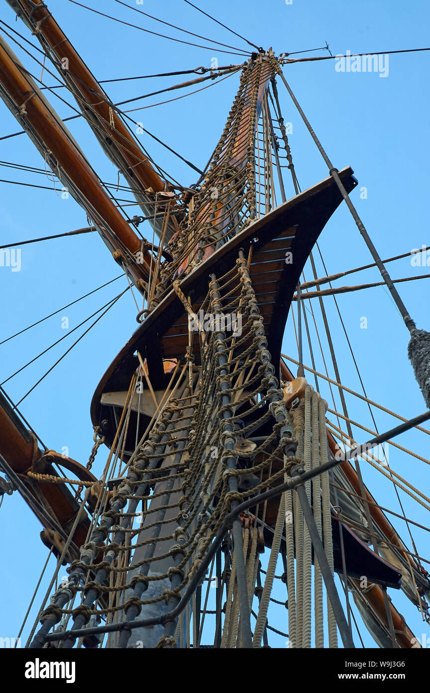 Rigging of an ancient sailing ship Stock Photo - Alamy