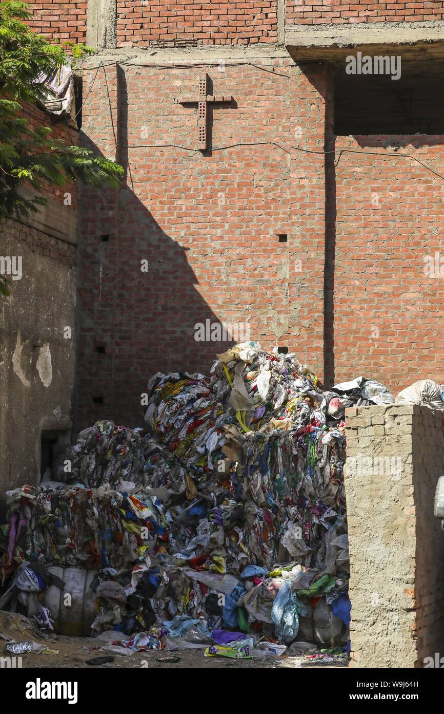 Il Cairo, Egypt. 15th July, 2019. Rubbish piled seen on the street of ...