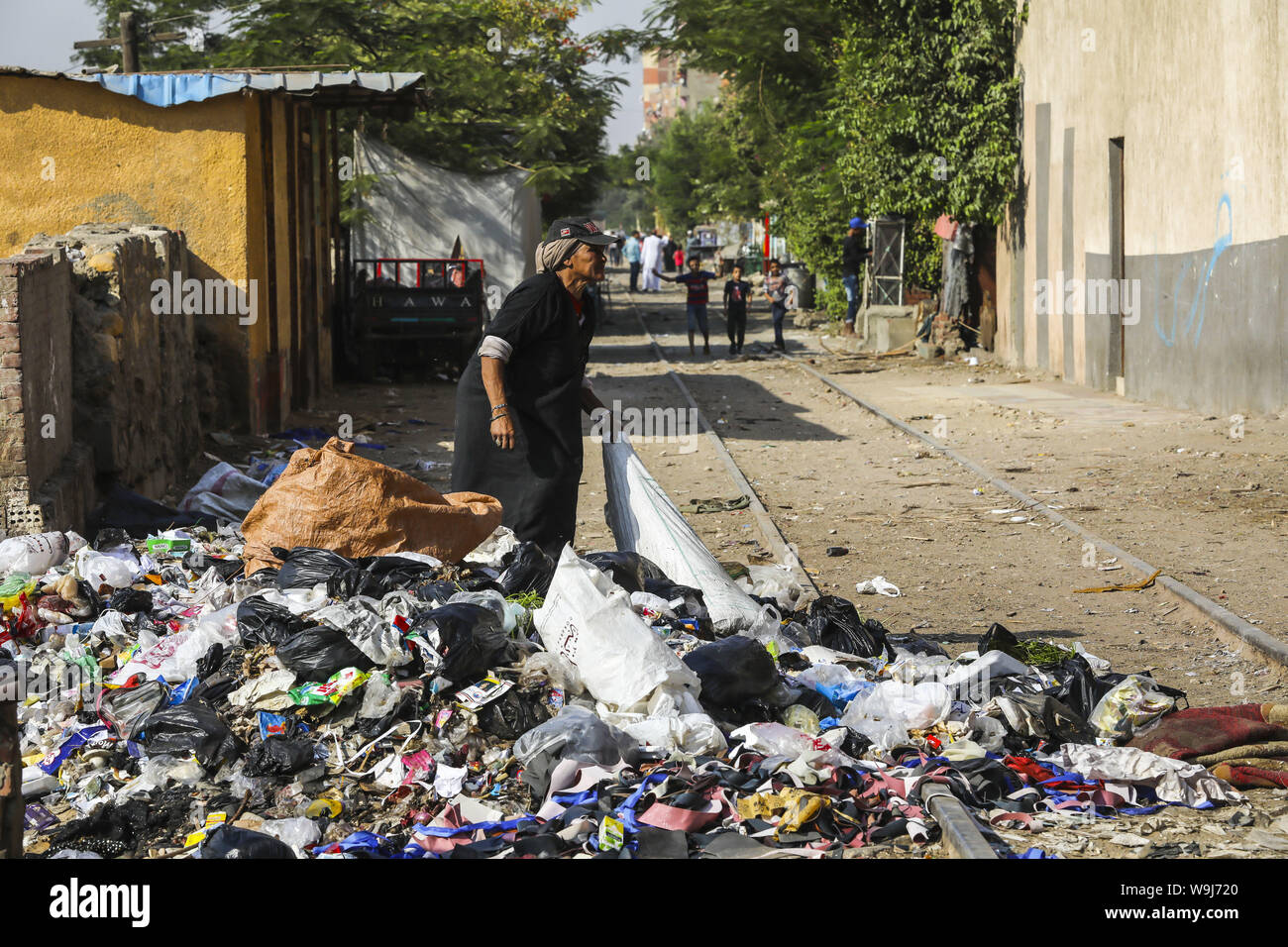 Il Cairo, Egypt. 15th July, 2019. A woman collects rubbish on the ...